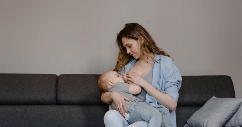 Posisi Menyusui yang Benar agar Bayi Tidak Gumoh, Simak Yuk! | Popmama.com Posisi Menyusui yang Benar agar Bayi Tidak Gumoh, Simak Yuk! | Popmama.com